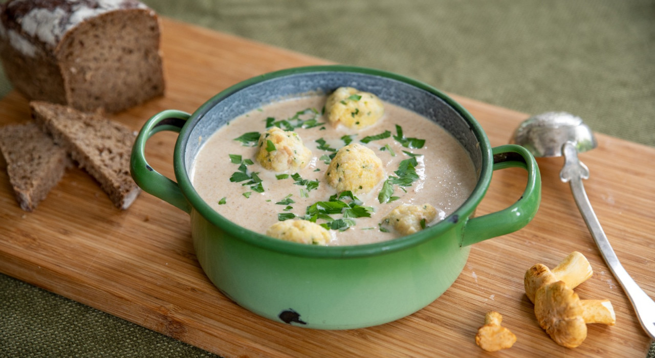 Eierschwammerlsuppe mit Bröselknödel - www.nahundfrisch.at